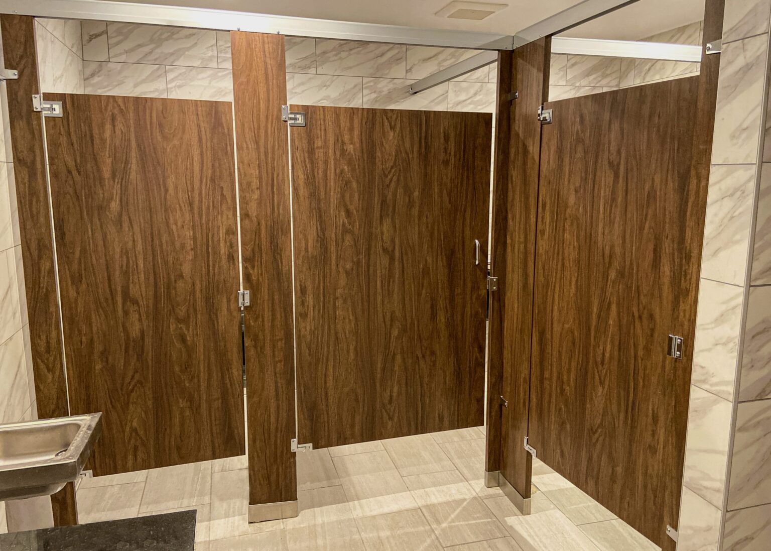 A Complete Guide to Plastic Laminate Toilet Partitions