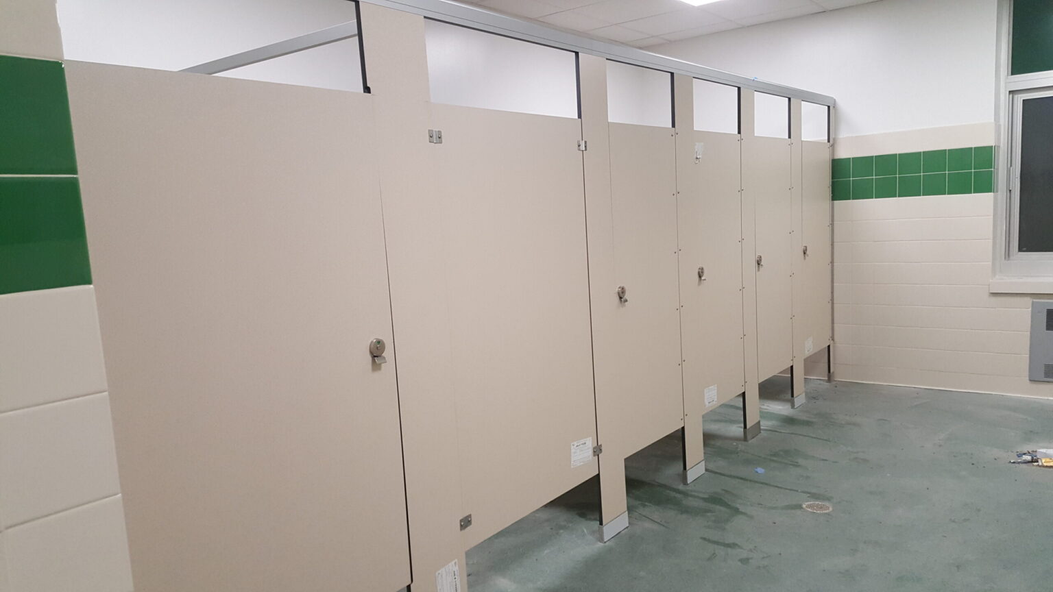 A Complete Guide to Phenolic Toilet Partitions